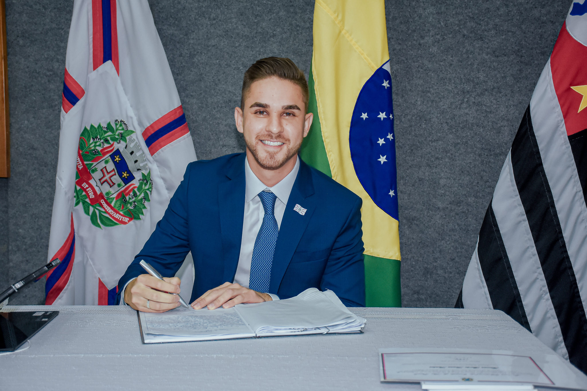 Kauãn toma posse como prefeito de Cajamar em cerimônia na Câmara ...